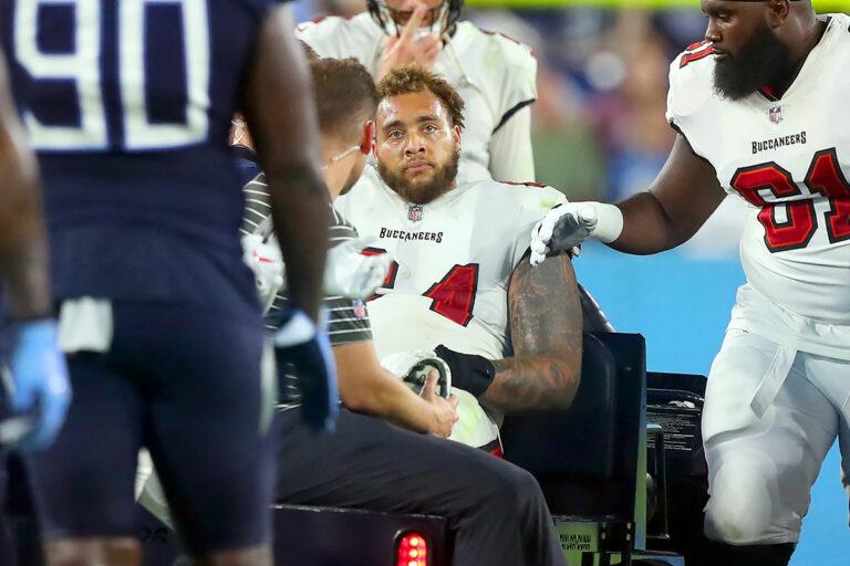 Bucs Re-Sign OG Aaron Stinnie