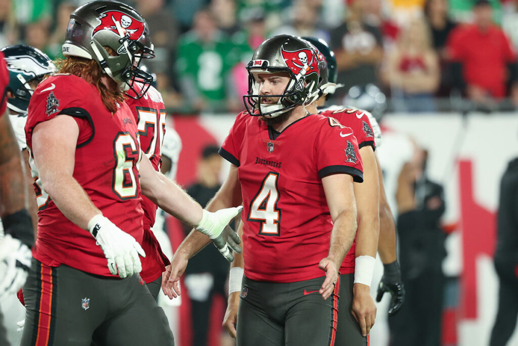 Bucs Roll To 32-9 Wild Card Win Over Eagles