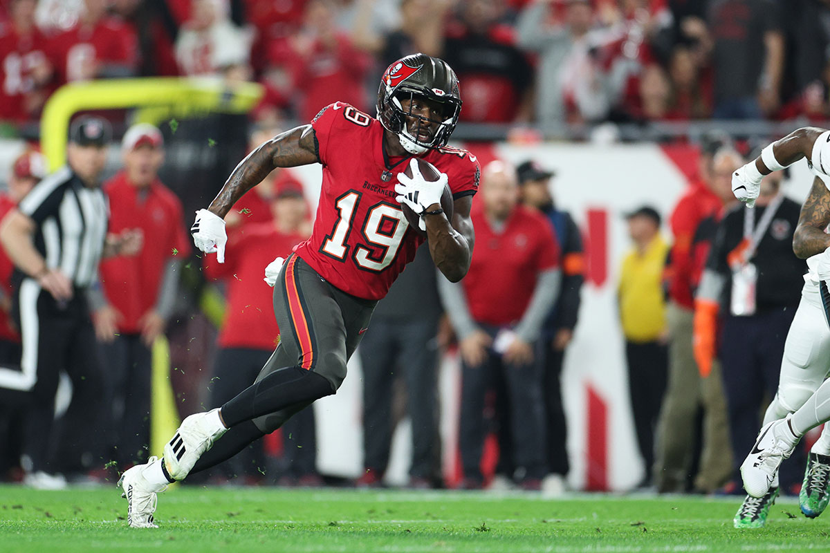 Bucs Roll To 32-9 Wild Card Win Over Eagles