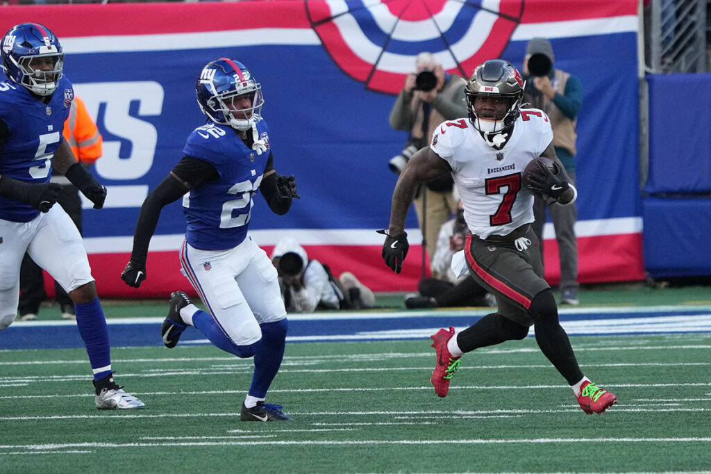 Bucs Roll To Dominant 30-7 Win Over Giants